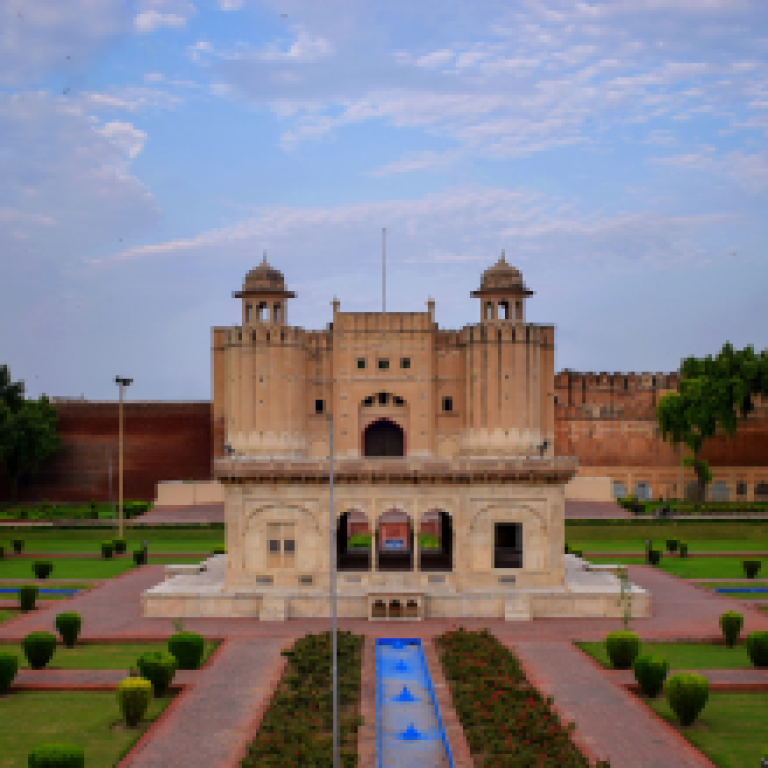 Exploring the Majesty of the Red Fort in Pakistan - Gypsy Traces and Tours